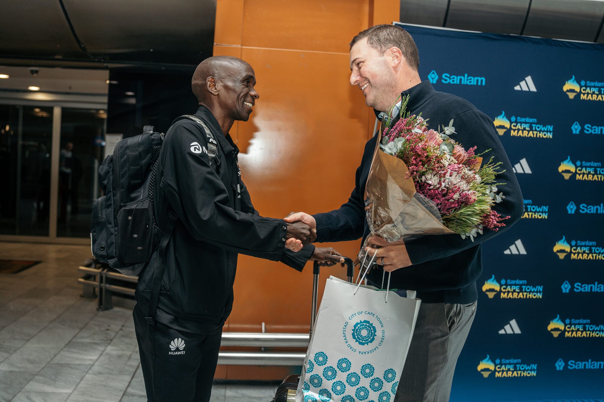 Eliud Kipchoge’s Arrival for Sanlam Cape Town Marathon Kicks Off ...